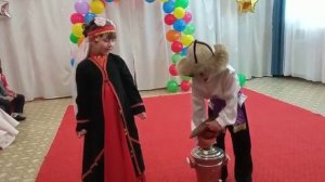 вы отдыхаете ,а мы танцуем  поем.