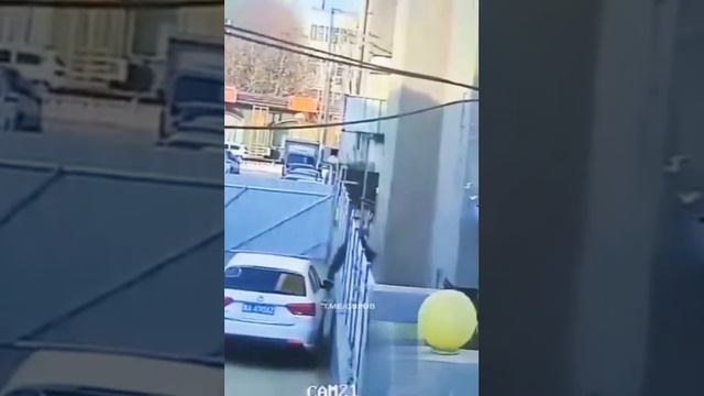 Китаянка упала на забор.