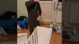 Маленький мужчина собирает кухню для мамы.