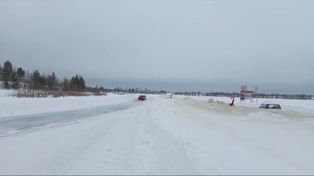 Мы с моим папой смотрим как ездят машины!