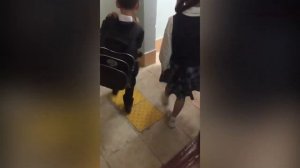 Школьник упал под тяжестью рюкзака