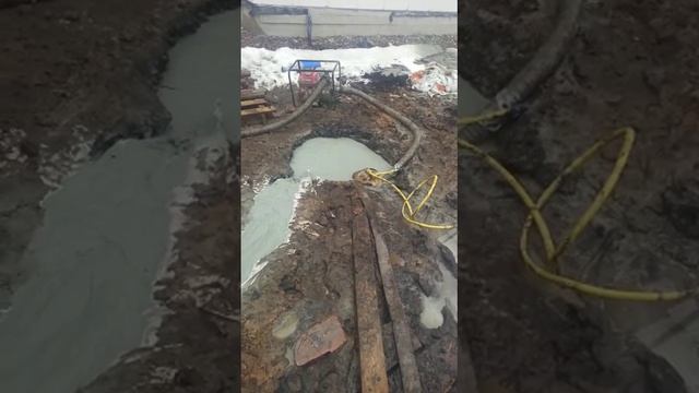 Скважину бурим в Стрелне.