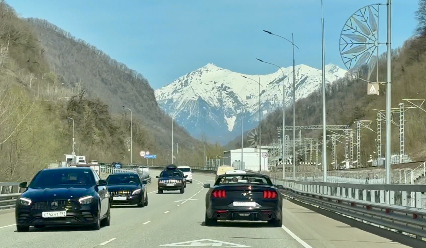 Дорога из Сочи на "Роза Хутор". Из Центрального района в Адлерский. 02.04.2024.