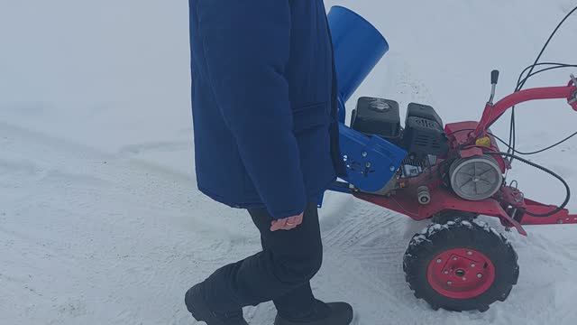 Видео обзор приставки для измельчения травы к мотоблоку