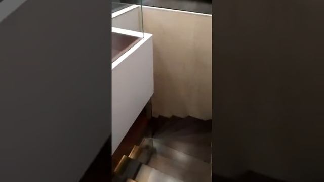 Деревянная лестница с ограждениями из каленого стекла!