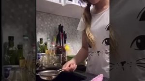 Процедила бульён в раковину