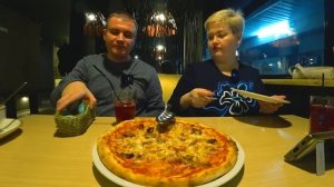 Мукбанг ОТМЕТИЛИ приезд в СОЧИ! ПИРУЕМ в ресторане Адриано в Адлере! ОГРОМНАЯ пицца, солянка на ужи
