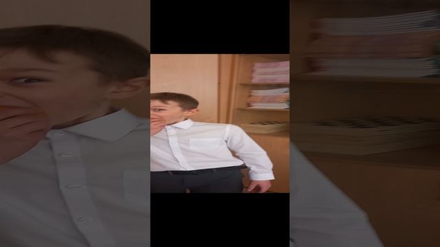 мой друг Артём на перемене.😂