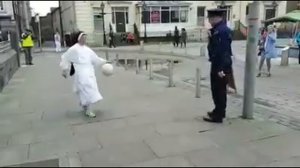  Полицейский против монахиней в чеканке мяча