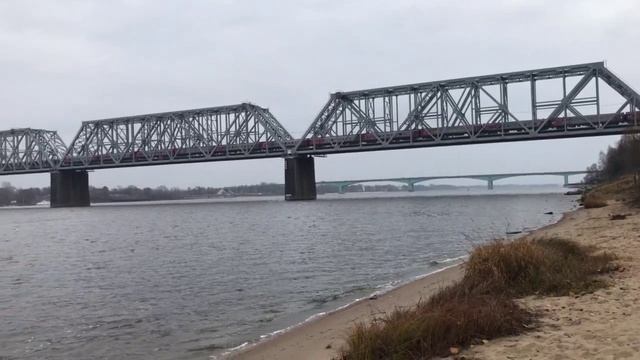 Поезд Воркута-Москва на мосту через Волгу поздней осенью 03.11.2021г