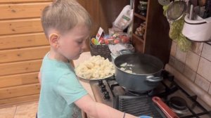 Борис готовит суп на курином бульоне