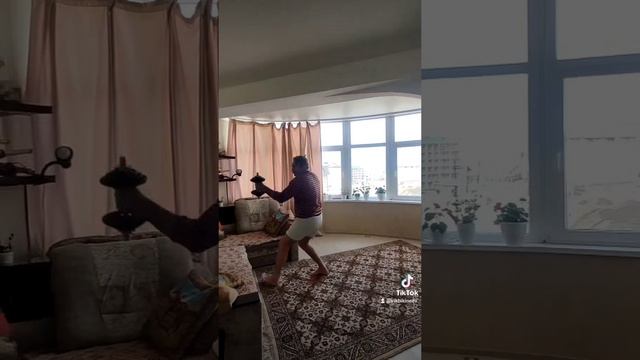 Гантелю дёргать