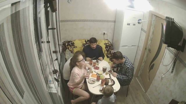 2017.11.28  (1/4).  Торт, после застолья на ДР.