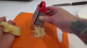 ЗАСОВЫВАЕМ СОСИСКУ В СУШКИ И.. майонез, сыр и вкусный ужин в духовке готов).mp4