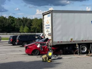 Tesla врезалась в припаркованный трак.
