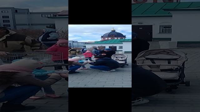 пасхальные гуляния около храма.mp4