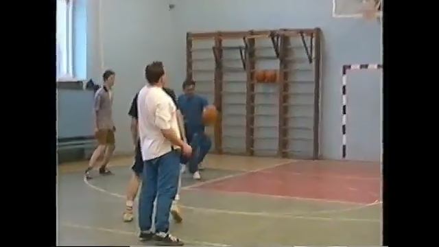 команда учителей против команды учеников баскетбол 1996г 18 школа г Северодонецк