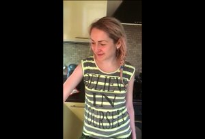 Чё ты сделала? рыбу спасла!