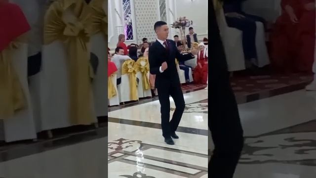 Сакен Бибосынов би жарыстың көкесін көрсетті тойда билеп