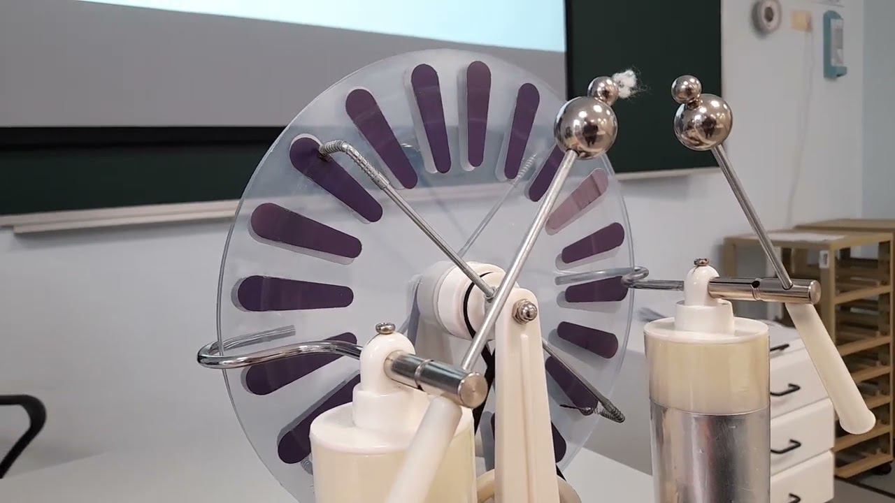 "Электрические колебания" ватки между кондукторами электрофорной машины