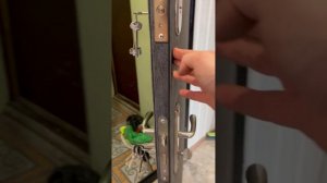 Реставрация входной двери: видео после работ. Перетяжка двери, установка глазка, замена замков