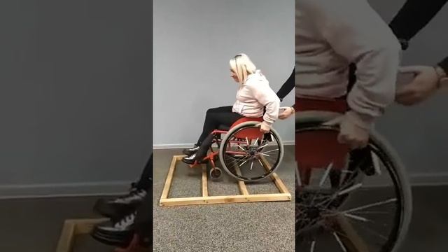Елена отрабатывает технику передвижения через рельсы.