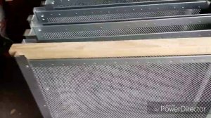 Размещение покупных племенных маток Карпатки в изоляторы, для размещения в ульи с гарантией приема