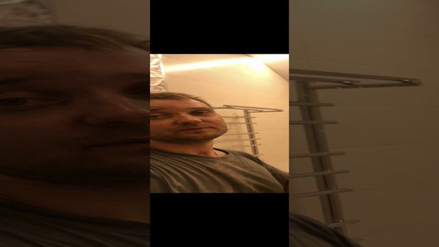 Бесщелевой натяжной потолок в ванной комнате с световой линией