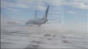 В Норильске самолёт на взлётной полосе сдуло ветром