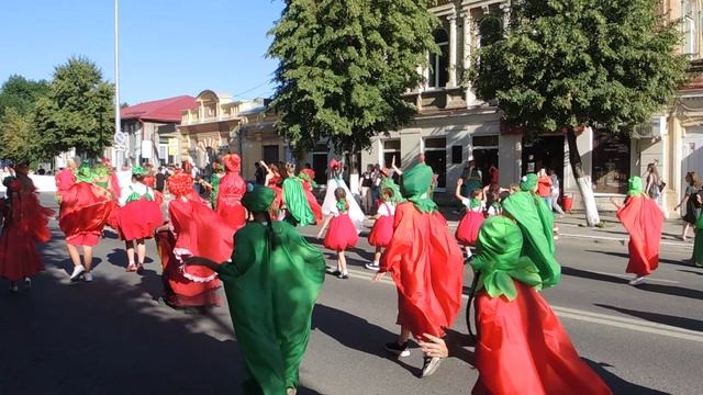 Сызрань. Фестиваль «Сызранский помидор» 2022. Шествие. Видео 1.