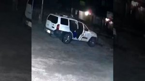 Сообразительный мишка, уже наверное не первую машину открывает.