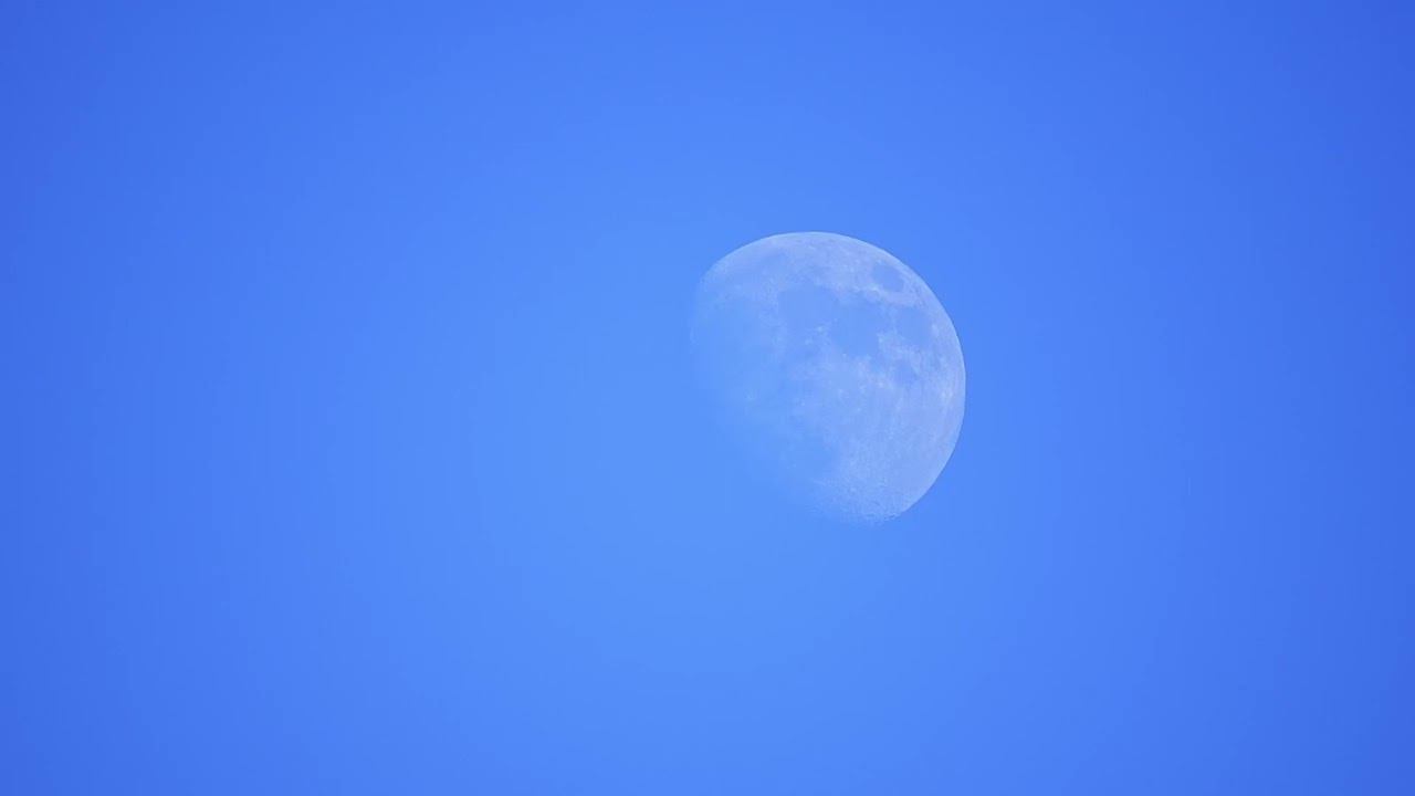 Луна днём. Снято на советский объектив.