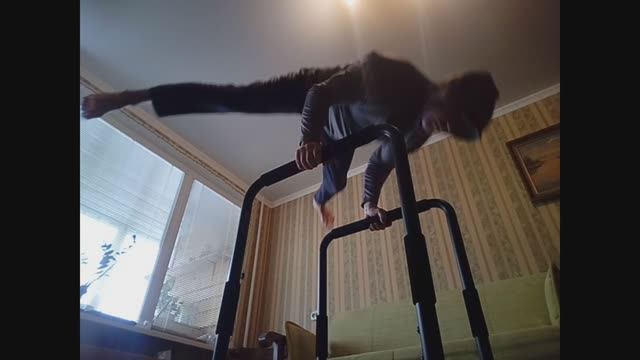 Горизонтальные отжимания, без опоры ног.