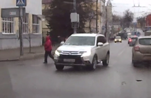 Водитель не уступил пешеходу дорогу