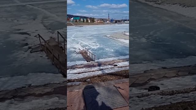 Прогулка по городу в хорошую весеннюю погоду