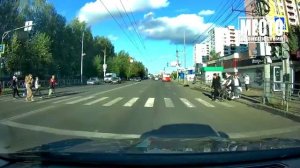 Разговорчивая особа на Лексусе