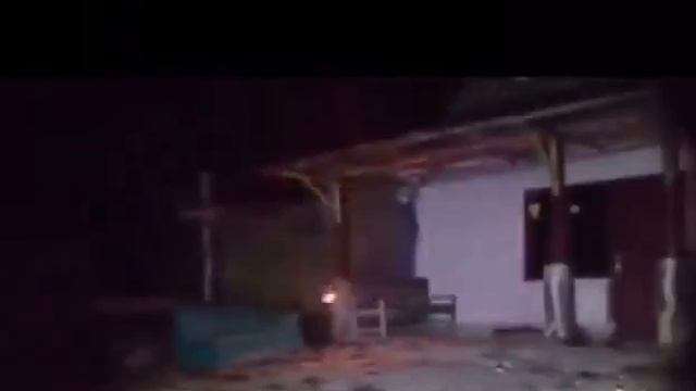 Жуткое необъяснимое видео где красный огонек хаотично движется в воздухе