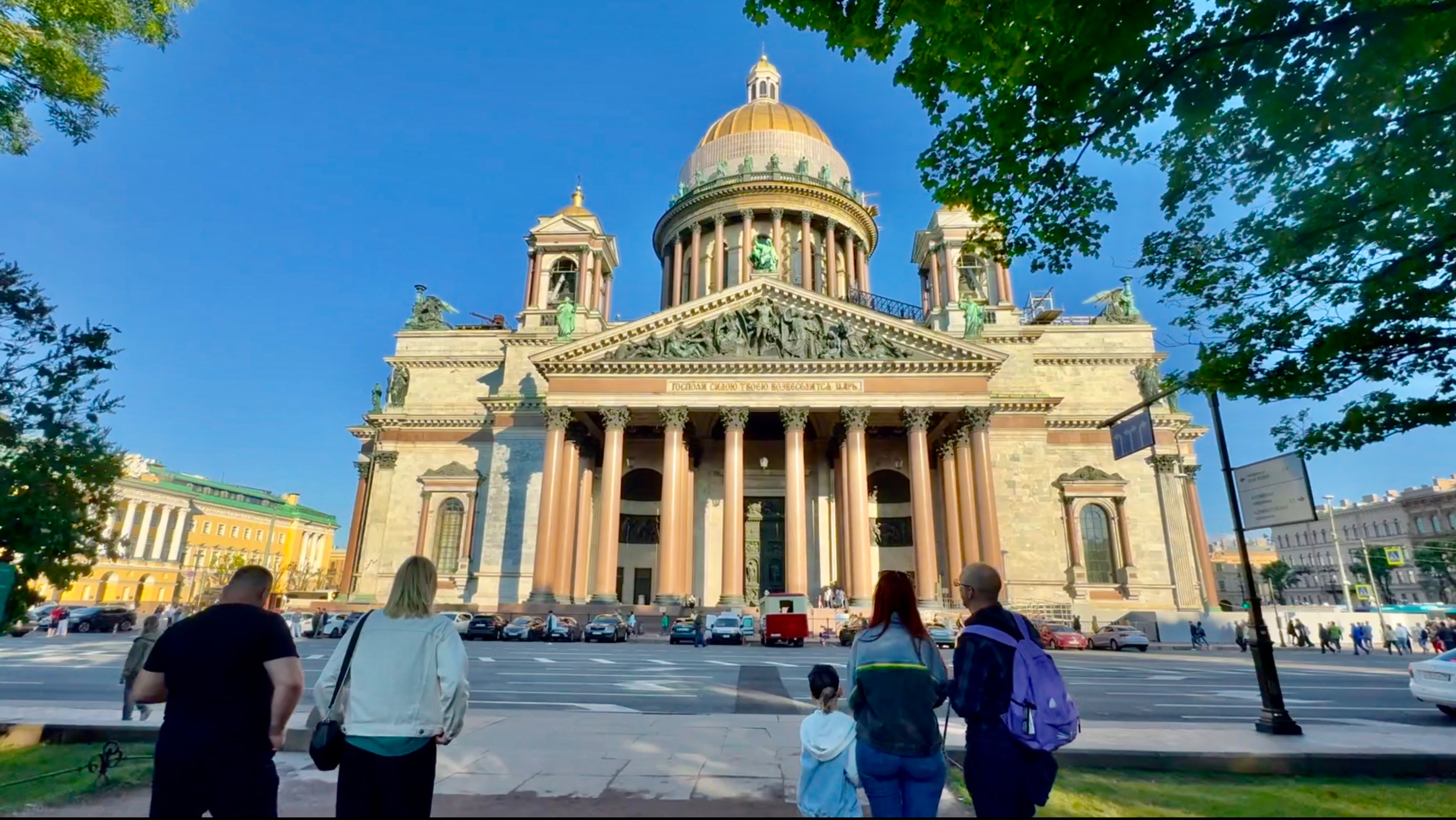 Исаакиевский собор. Дубы в Исаакиевском сквере. Байкеры. Малая Морская. Санкт-Петербург.