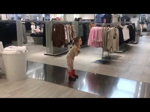Кира танцует в магазине Zara