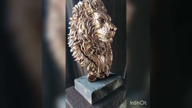 Скульптура золотого льва