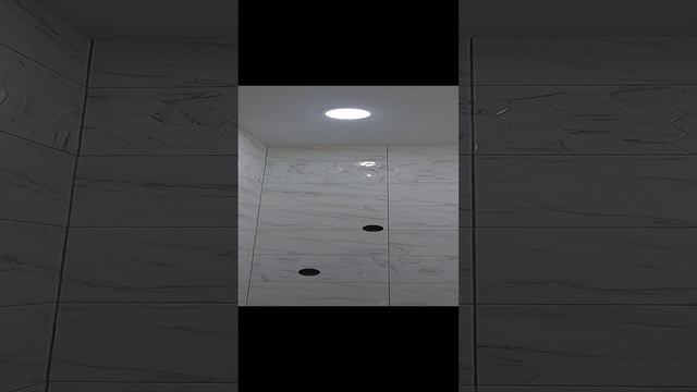 Вариант натяжного потолка в ванной