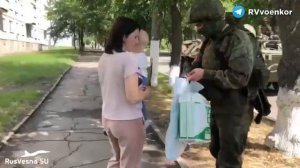 Трогательные кадры - 'Отважные' и дети Украины.mp4