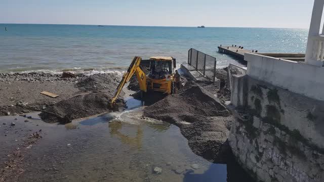 Набережная Ялты, чистят реку Водопадная после потопа  14.10.2021 #крым #ялта #пляж