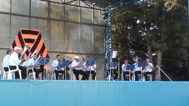 В городском саду играет духовой оркестр