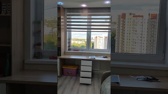 Рабочий и компьютерный стол с ящиками шкафами по бокам