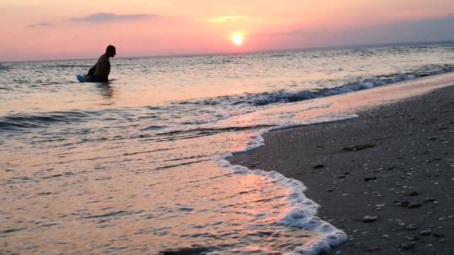 Купаемся в море на закате
