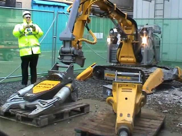 Робот Brokk 330 c системой cмены навесного оборудования без участия человека Quick Hitch