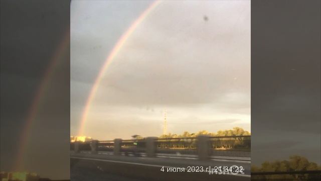 Красивая радуга в центре Санкт-Петербурга