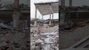 Опасно падают перекрытия (Экскаватор CAT 330  разрушает здание)