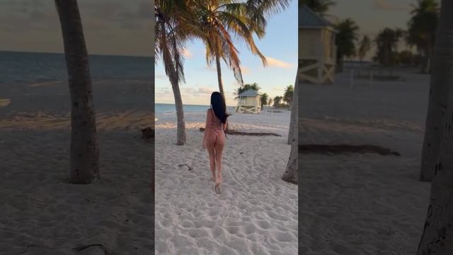 Красивая девушка на пляже